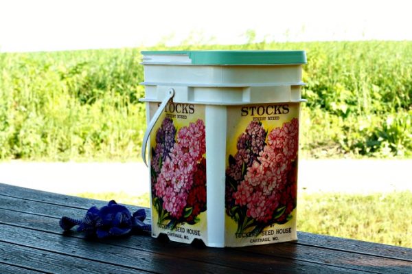 Repurposed Plastic Bucket to Garden Supplies Caddy